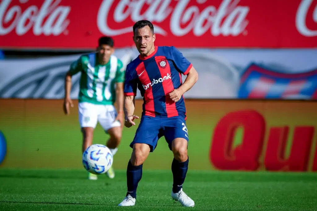 Mauro Méndez's Future in Flux as Banfield Opts Out - transfer-site.co.uk